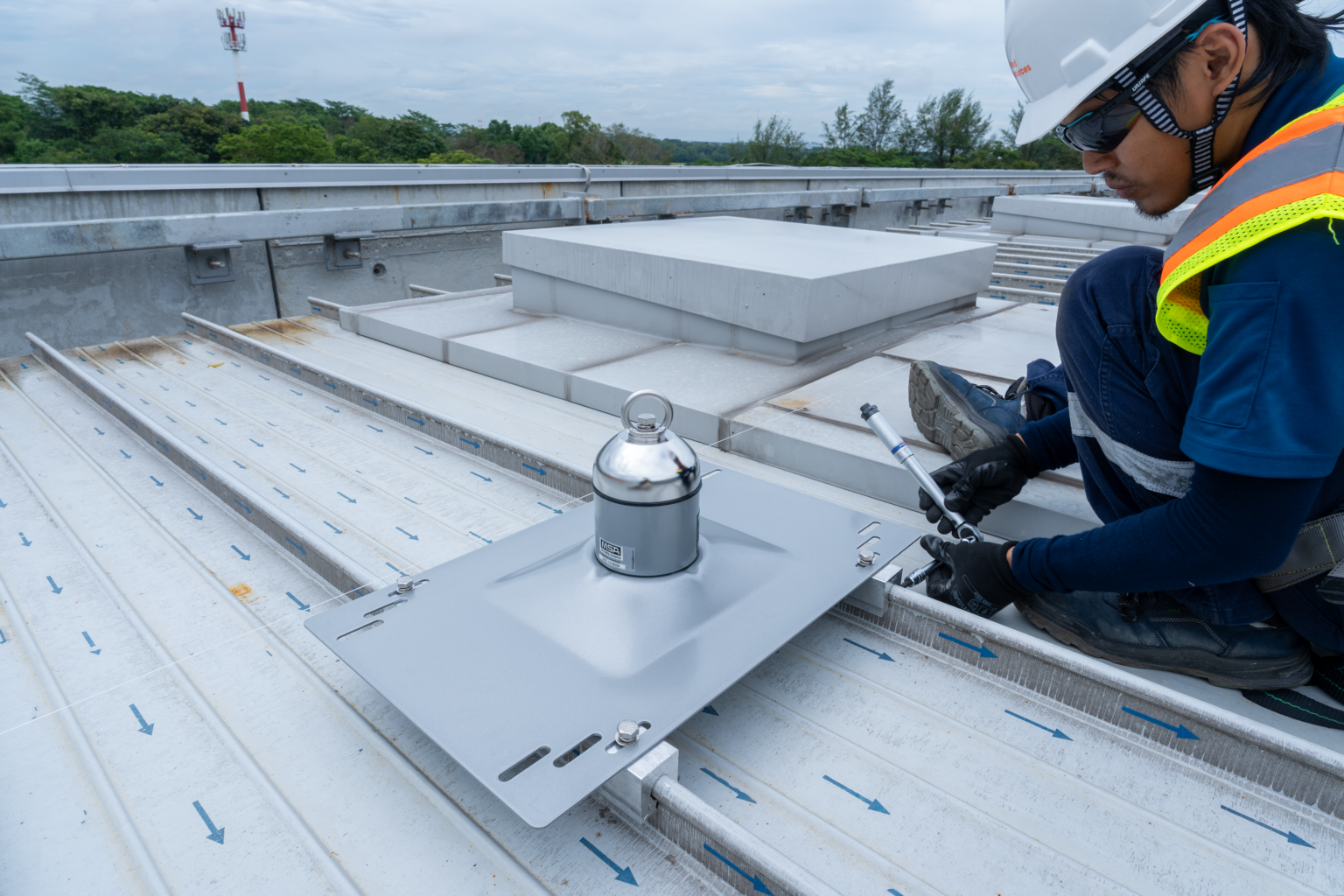 Staying Safe at Height: Understanding Horizontal Lifeline Systems ...